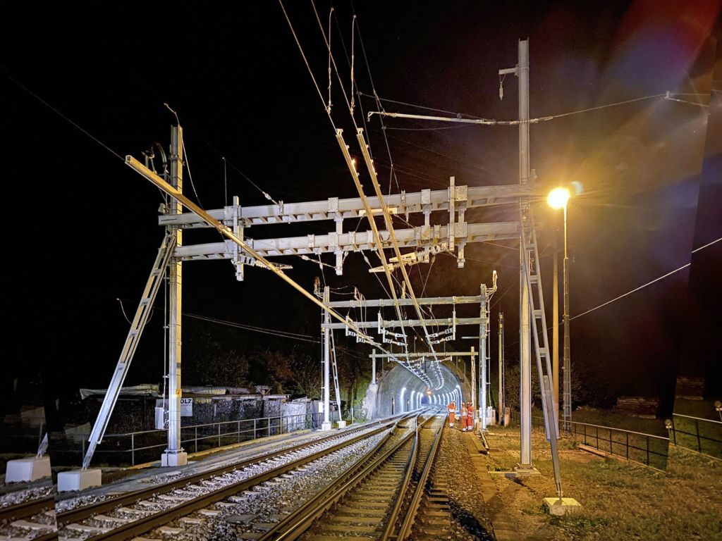Rigid overhead conductor rail CR4 - Furrer+Frey baut Fahrleitungen ...
