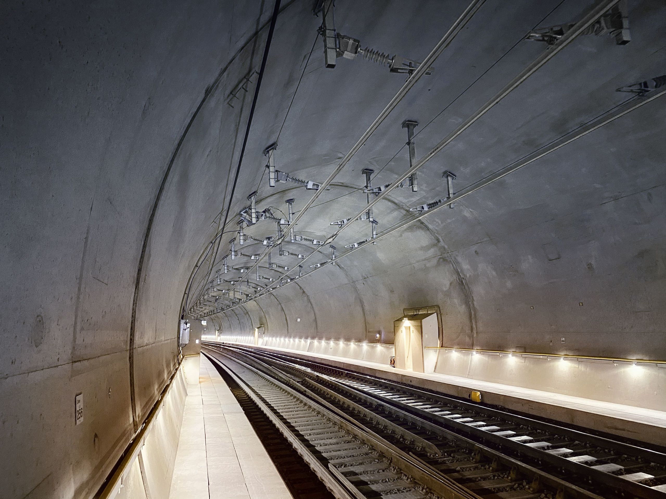 Rigid overhead conductor rail CR4 - Furrer+Frey baut Fahrleitungen ...