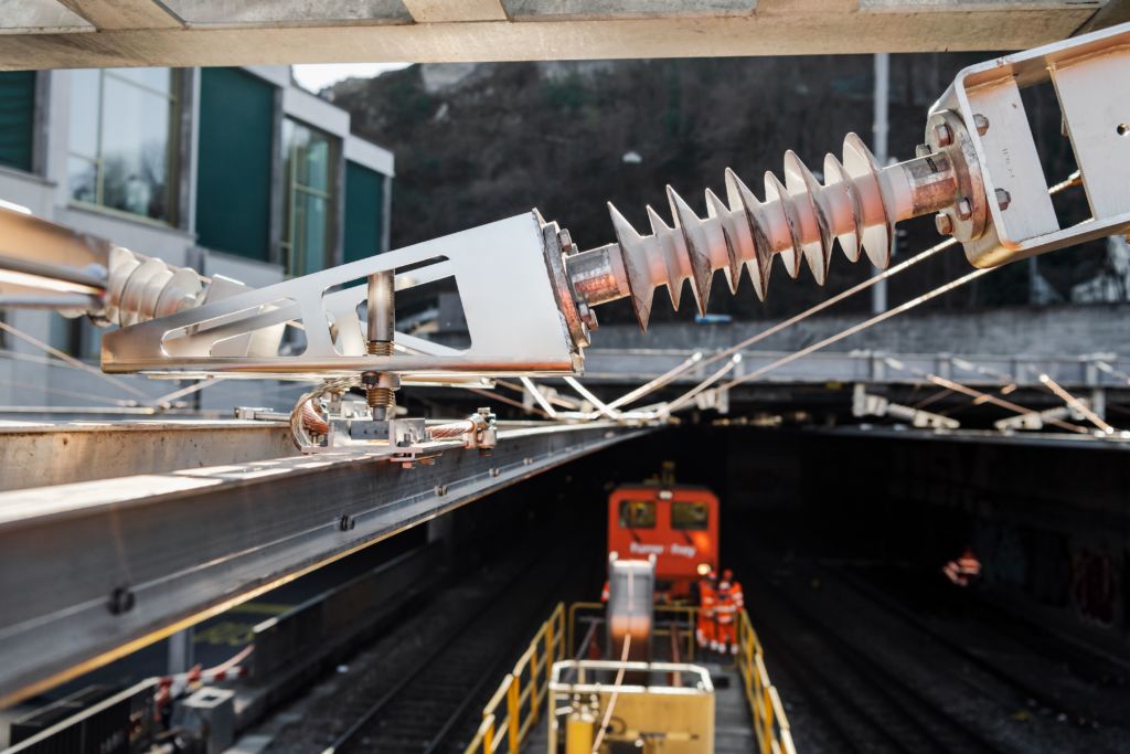 Rigid overhead conductor rail CR4 - Furrer+Frey baut Fahrleitungen ...