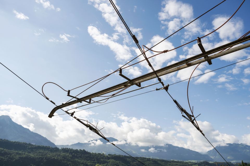 Semi-tensioned overhead contact line - Furrer+Frey baut Fahrleitungen ...