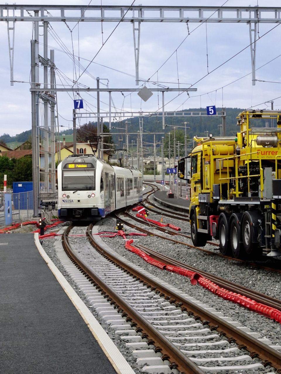 Semi-tensioned overhead contact line - Furrer+Frey baut Fahrleitungen ...