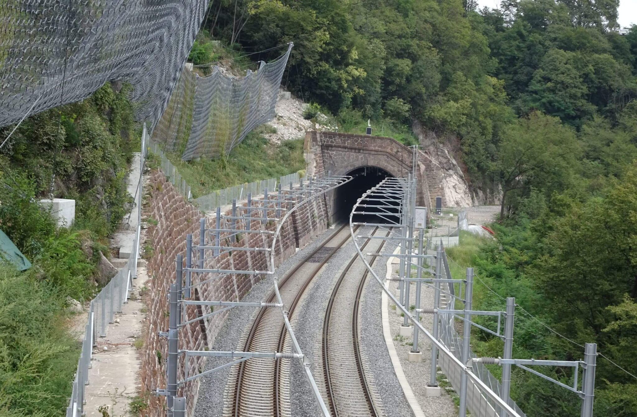 Rigid overhead conductor rail CR4 - Furrer+Frey baut Fahrleitungen ...